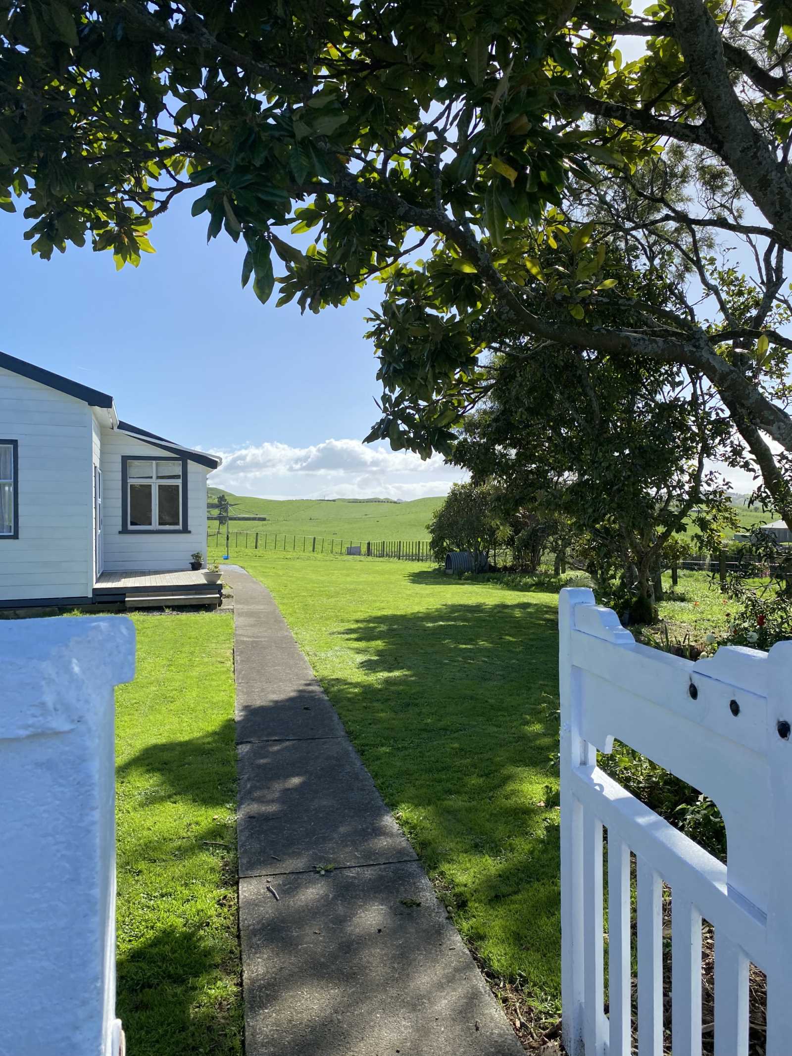 847 East Road, Toko